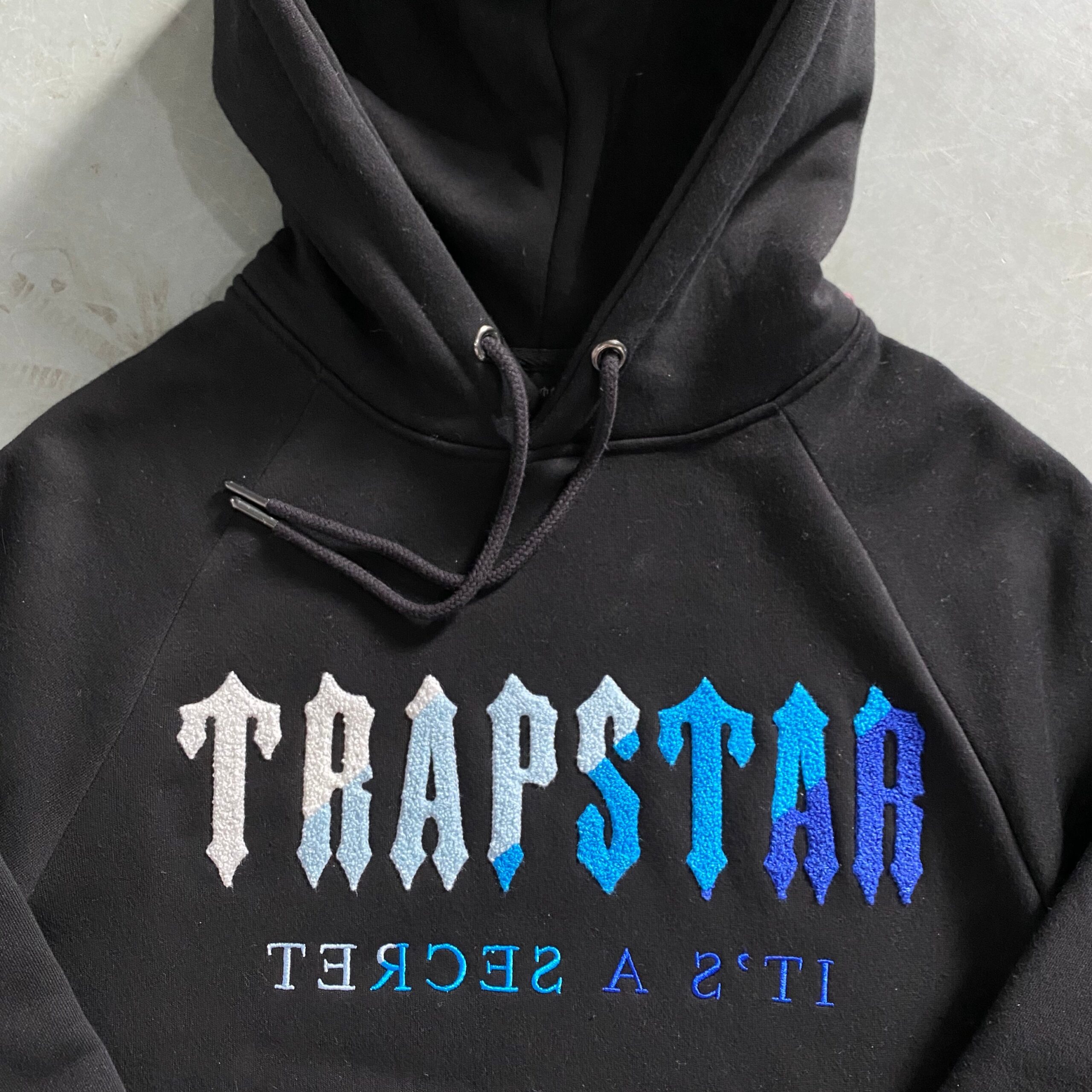 Trapstar Decoded Hooded Tracksuit – Preto – Central Sports